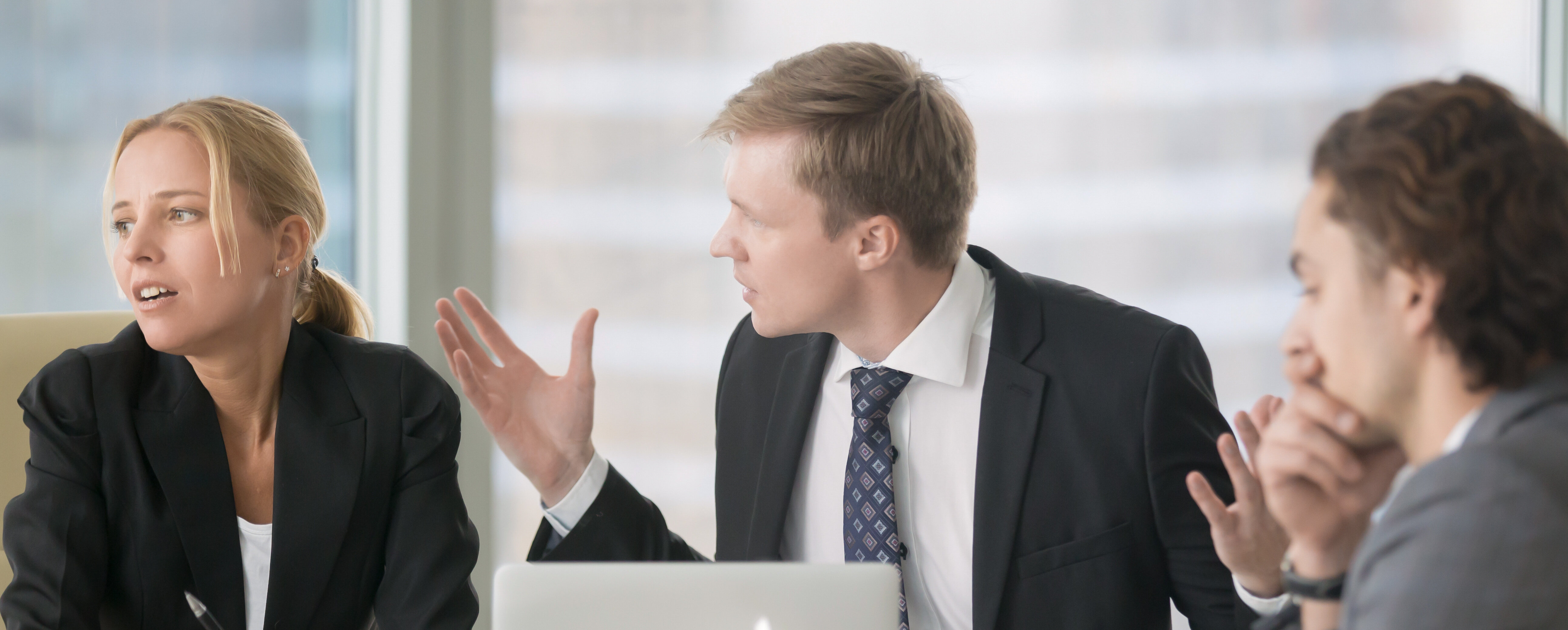 Mobbing a bossing neboli šikana na pracovišti a jak se jí bránit — Dostupný advokát